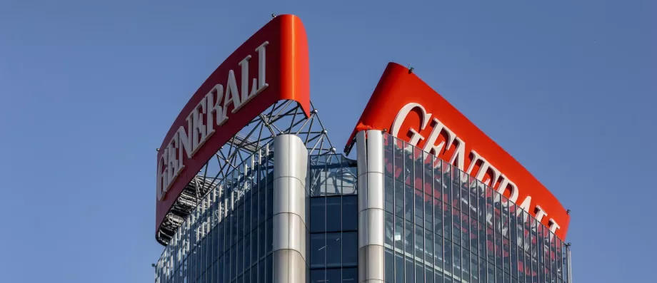 L'une des enseignes géantes Generali qui couronnent le siège de l ...