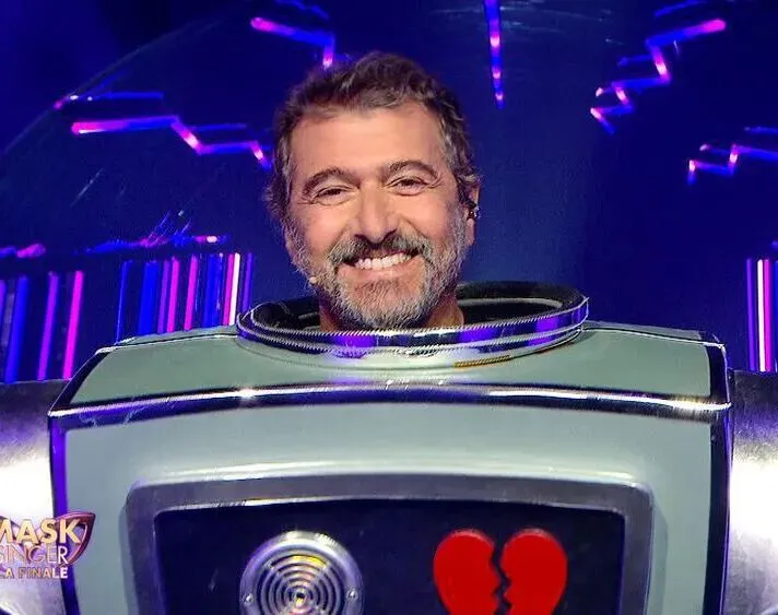 L'hommage très sobre et émouvant, hier soir, de Mask Singer au chanteur ...