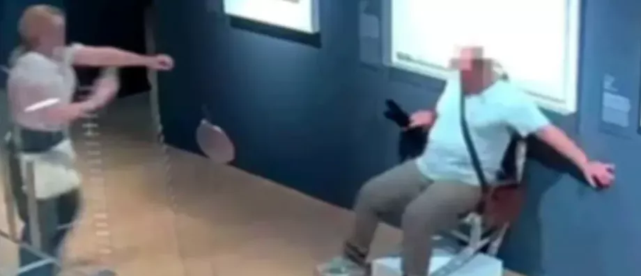 Découvrez les images d'un couple de touristes qui détruit une réplique ...