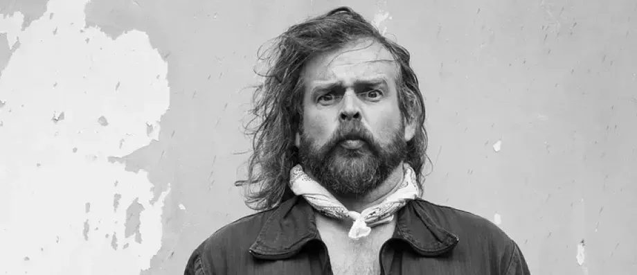 A la fin de son spectacle, le comédien Paul Currie hurle sur un ...